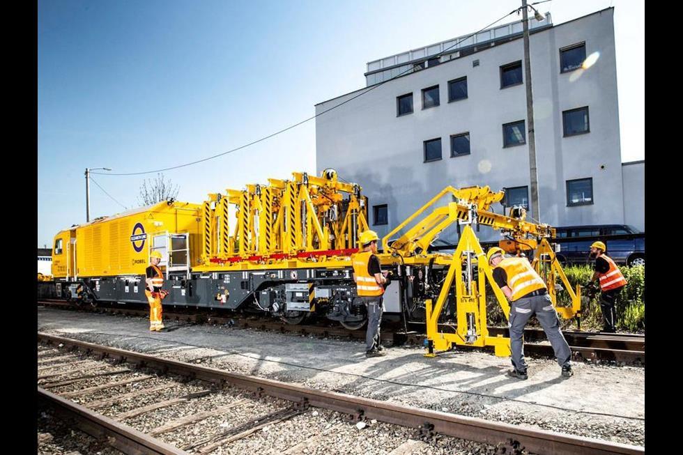 Elizabeth Line maintenance trains on test | Metro Report International ...